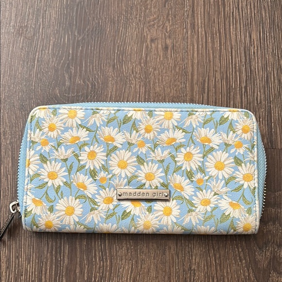 Madden Girl | Bags | Madden Girl Blue And White Daisy Wallet | Poshmark